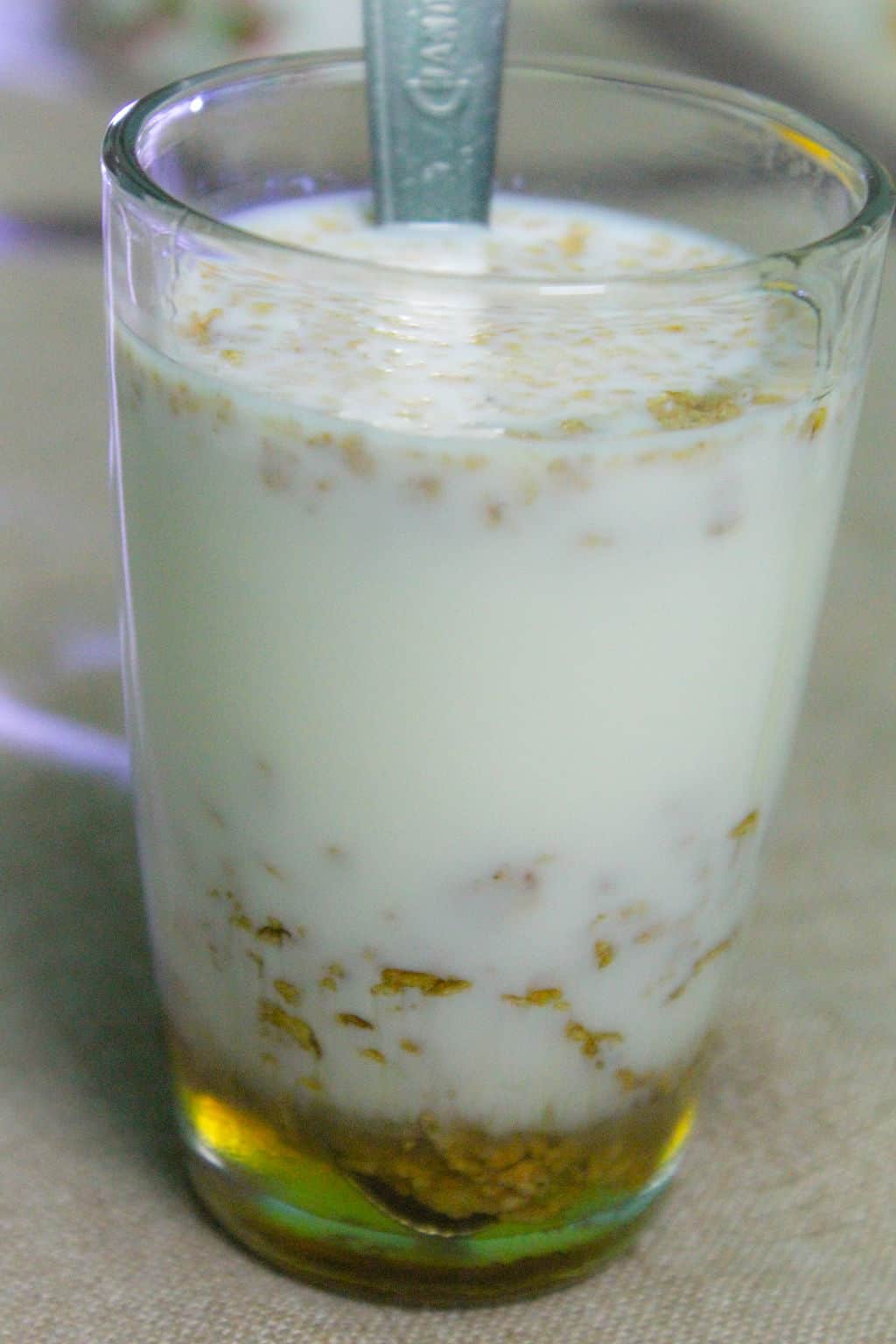 Varm melk og honning - en naturlig behandling for sår hals, forkjølelse, hoste